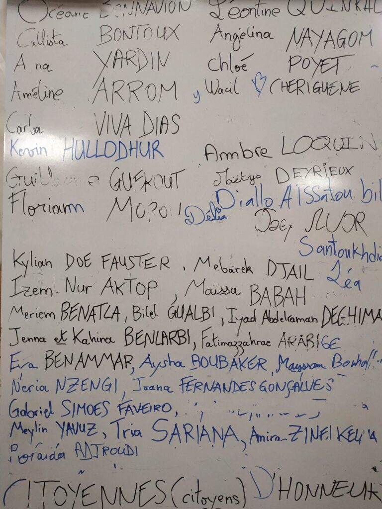 Citoyennes et citoyens d’honneur au CDI : comment le devenir | Collège ...